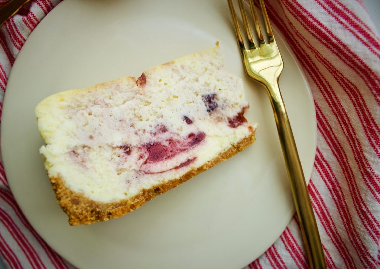 Raspberry Swirl Cheesecake - The Hungry Lyoness